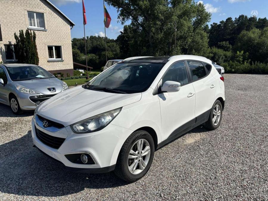 White Hyundai ix35 2013 in Jurbarkas, with an engine capacity of 2.00 L and mileage of 199 thousand km for 5700 €, photo 9 on AUTOMOTO.COM.LV