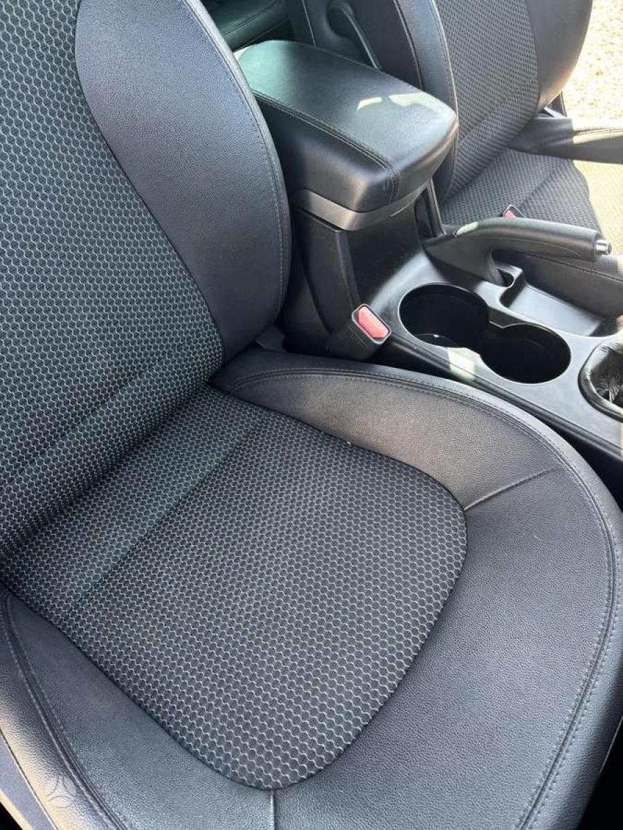 White Hyundai ix35 2013 in Jurbarkas, with an engine capacity of 2.00 L and mileage of 199 thousand km for 5700 €, photo 22 on AUTOMOTO.COM.LV