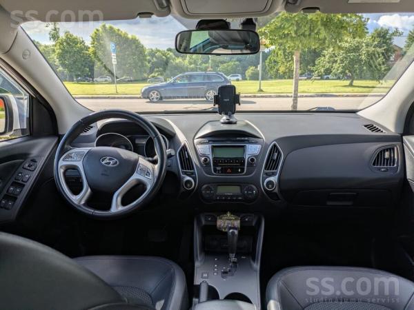 White Hyundai ix35 2013 in Riga, with an engine capacity of 2.00 L and mileage of 105 thousand km for 8300 €, photo 9 on AUTOMOTO.COM.LV