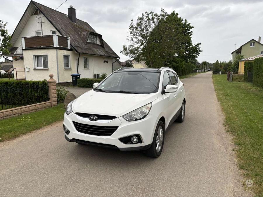 Balts Hyundai ix35 2013 Jurbarkas, ar dzinēja tilpumu 2.00 L un nobraukumu 199 tūkst. km par 5600 €, foto 1 vietnē AUTOMOTO.COM.LV
