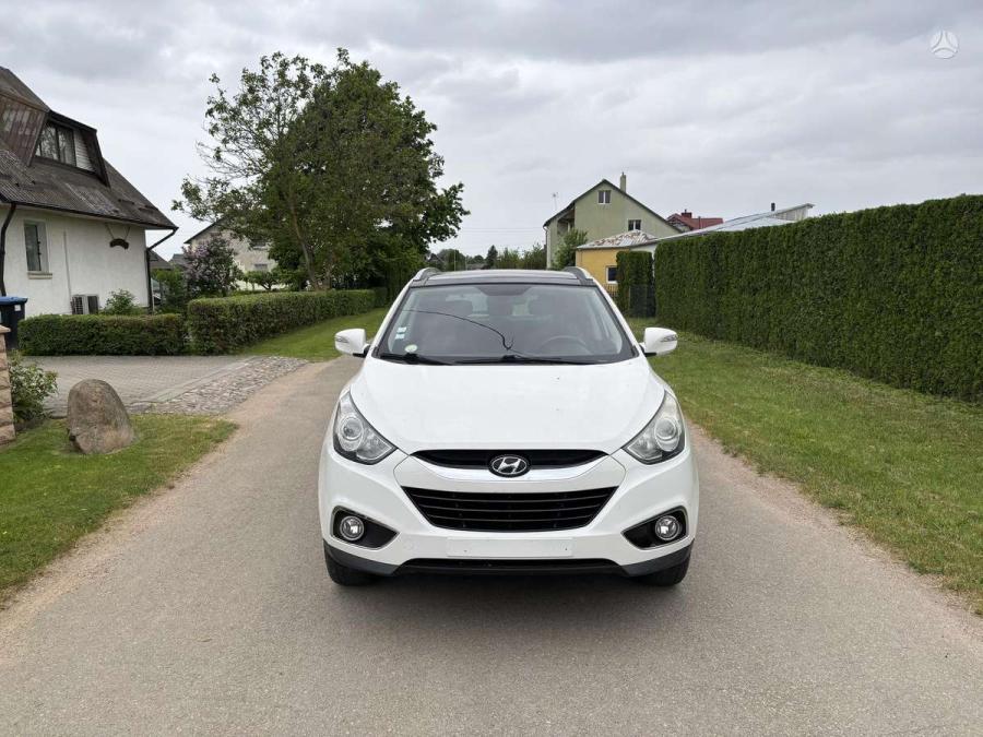 Balts Hyundai ix35 2013 Jurbarkas, ar dzinēja tilpumu 2.00 L un nobraukumu 199 tūkst. km par 5600 €, foto 3 vietnē AUTOMOTO.COM.LV