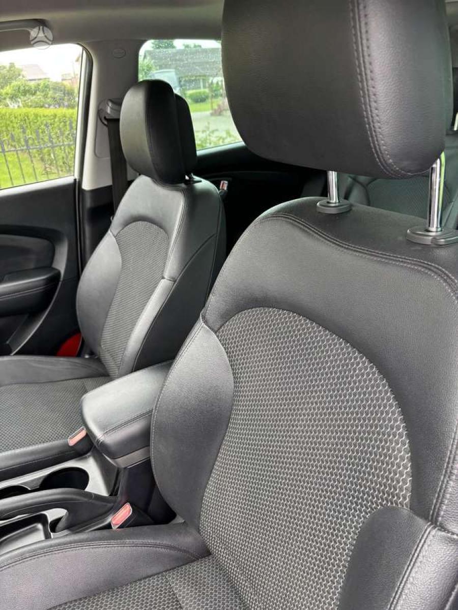 Balts Hyundai ix35 2013 Jurbarkas, ar dzinēja tilpumu 2.00 L un nobraukumu 199 tūkst. km par 5600 €, foto 12 vietnē AUTOMOTO.COM.LV