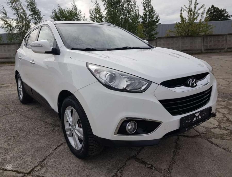 White Hyundai ix35 2013 in Siauliai, with an engine capacity of 1.69 L and mileage of 225 thousand km for 5700 €, photo 4 on AUTOMOTO.COM.LV