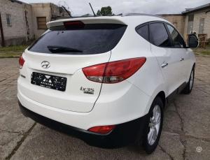 White Hyundai ix35 2013 in Siauliai, with an engine capacity of 1.69 L and mileage of 225 thousand km for 5700 €, photo 5 on AUTOMOTO.COM.LV