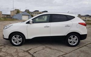 White Hyundai ix35 2013 in Siauliai, with an engine capacity of 1.69 L and mileage of 225 thousand km for 5700 €, photo 8 on AUTOMOTO.COM.LV
