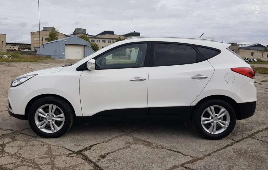 White Hyundai ix35 2013 in Siauliai, with an engine capacity of 1.69 L and mileage of 225 thousand km for 5700 €, photo 8 on AUTOMOTO.COM.LV