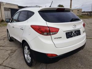 White Hyundai ix35 2013 in Siauliai, with an engine capacity of 1.69 L and mileage of 225 thousand km for 5700 €, photo 9 on AUTOMOTO.COM.LV