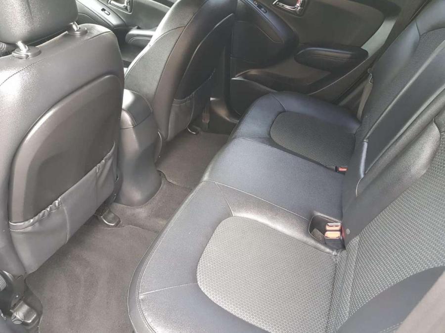 White Hyundai ix35 2013 in Siauliai, with an engine capacity of 1.69 L and mileage of 225 thousand km for 5700 €, photo 11 on AUTOMOTO.COM.LV