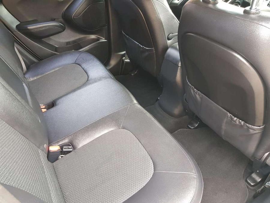 White Hyundai ix35 2013 in Siauliai, with an engine capacity of 1.69 L and mileage of 225 thousand km for 5700 €, photo 12 on AUTOMOTO.COM.LV