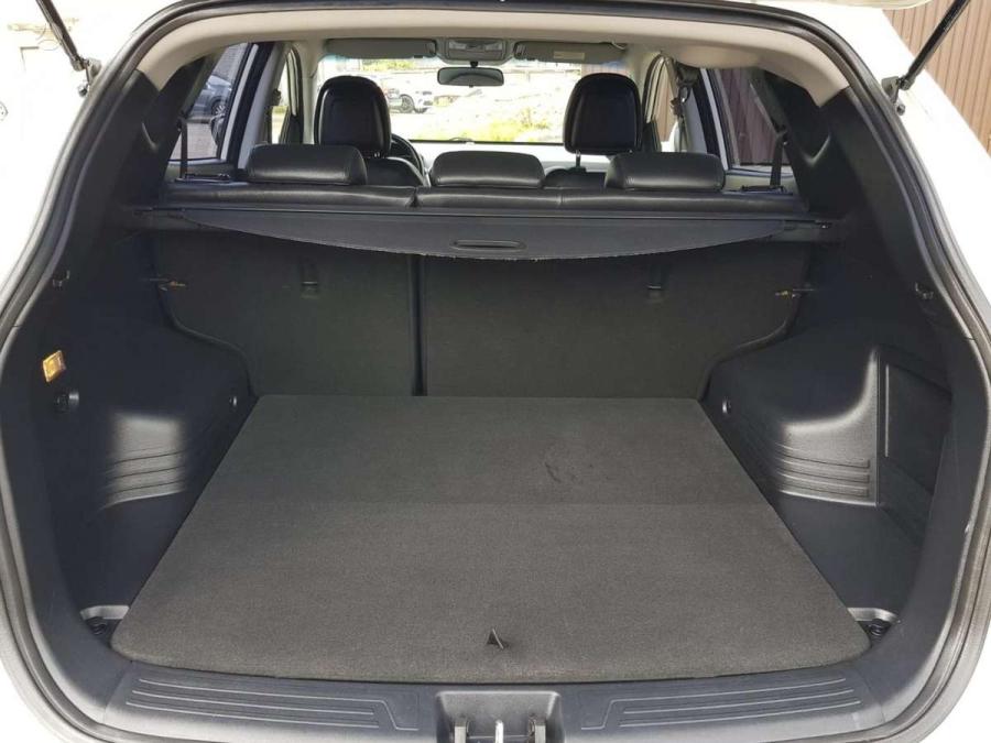 White Hyundai ix35 2013 in Siauliai, with an engine capacity of 1.69 L and mileage of 225 thousand km for 5700 €, photo 13 on AUTOMOTO.COM.LV