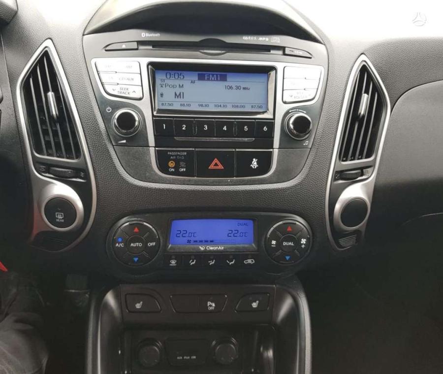 White Hyundai ix35 2013 in Siauliai, with an engine capacity of 1.69 L and mileage of 225 thousand km for 5700 €, photo 16 on AUTOMOTO.COM.LV