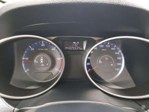 White Hyundai ix35 2013 in Siauliai, with an engine capacity of 1.69 L and mileage of 225 thousand km for 5700 €, photo 17 on AUTOMOTO.COM.LV
