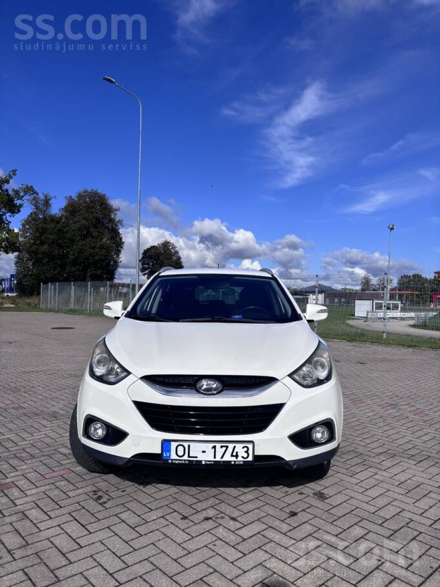 Balts Hyundai ix35 2013 Valmiera, ar dzinēja tilpumu 1.60 L un nobraukumu 161 tūkst. km par 7500 €, foto 4 vietnē AUTOMOTO.COM.LV