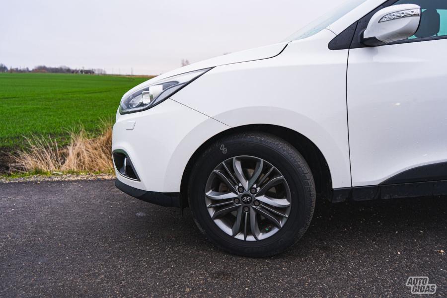White Hyundai ix35 2014 in Marijampole, with an engine capacity of 2.00 L and mileage of 177 thousand km for 6990 €, photo 5 on AUTOMOTO.COM.LV