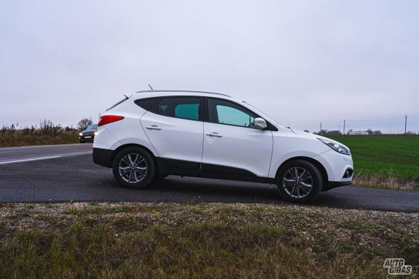 White Hyundai ix35 2014 in Marijampole, with an engine capacity of 2.00 L and mileage of 177 thousand km for 6990 €, photo 8 on AUTOMOTO.COM.LV