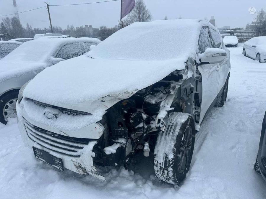 White Hyundai ix35 2014 in Panevezys, with an engine capacity of 2.00 L and mileage of 131 thousand km for 4200 €, photo 1 on AUTOMOTO.COM.LV