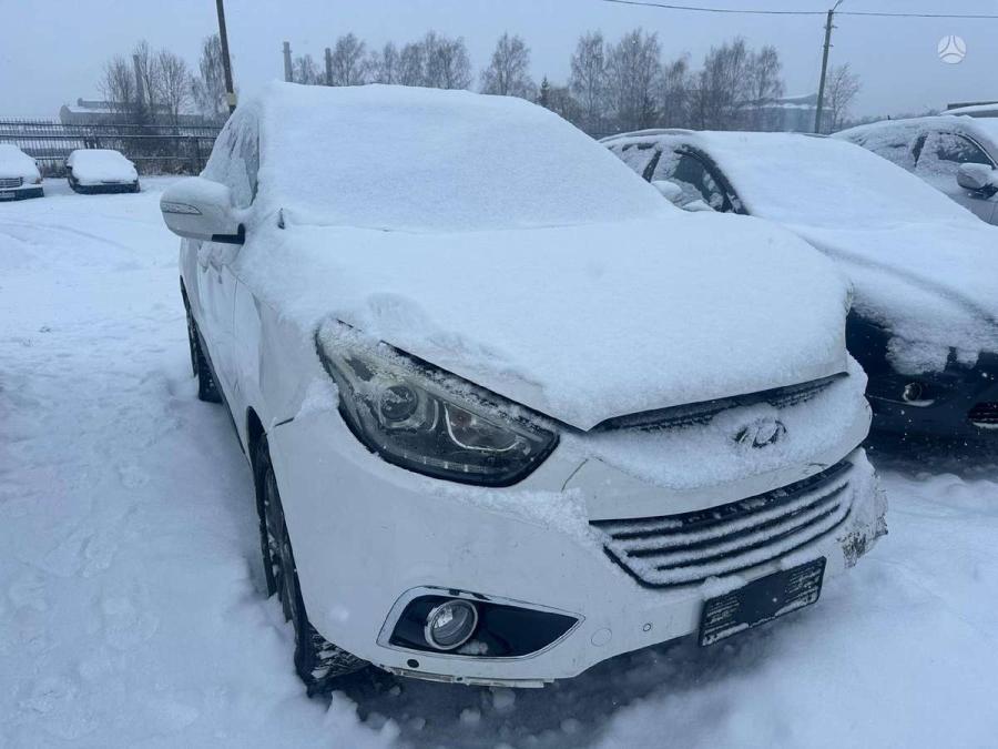White Hyundai ix35 2014 in Panevezys, with an engine capacity of 2.00 L and mileage of 131 thousand km for 4200 €, photo 2 on AUTOMOTO.COM.LV