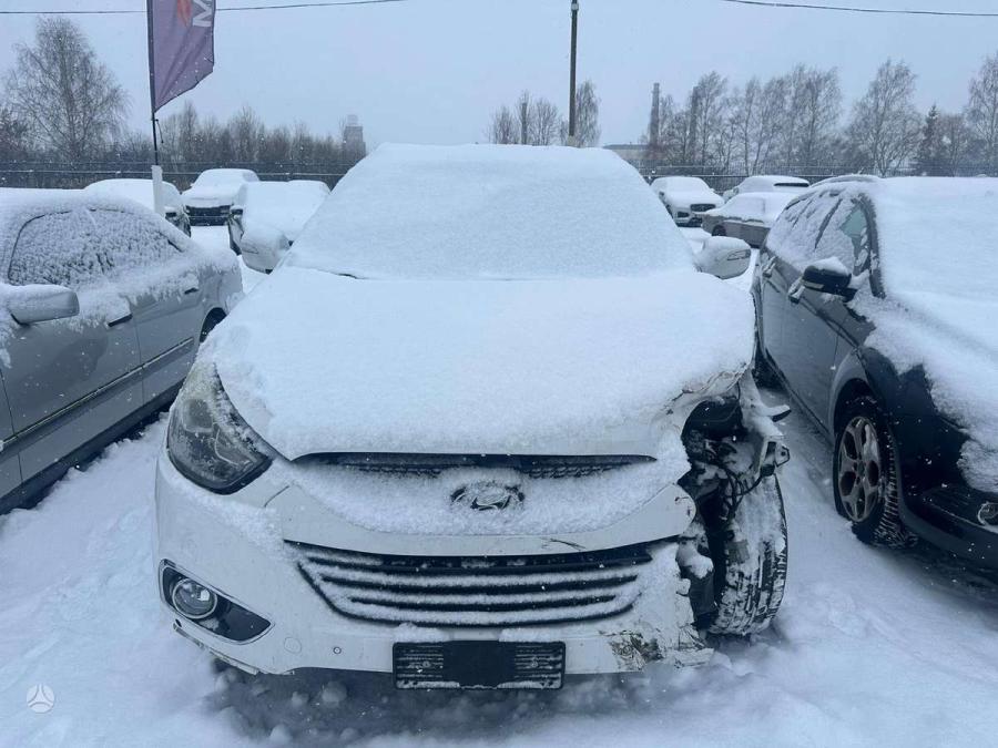 White Hyundai ix35 2014 in Panevezys, with an engine capacity of 2.00 L and mileage of 131 thousand km for 4200 €, photo 3 on AUTOMOTO.COM.LV
