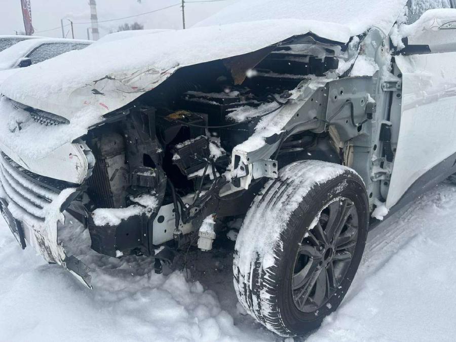White Hyundai ix35 2014 in Panevezys, with an engine capacity of 2.00 L and mileage of 131 thousand km for 4200 €, photo 4 on AUTOMOTO.COM.LV