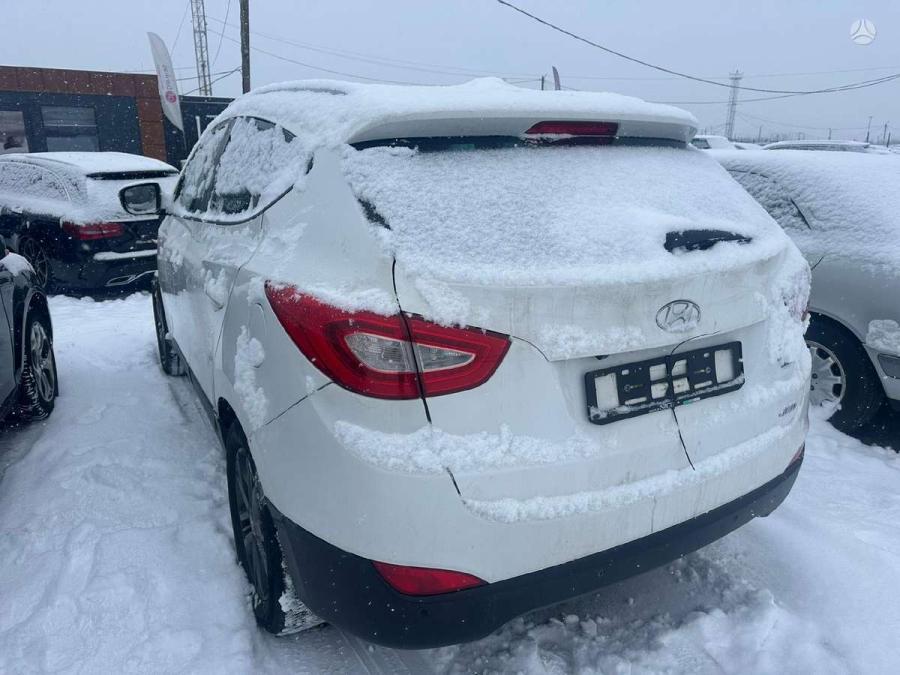 White Hyundai ix35 2014 in Panevezys, with an engine capacity of 2.00 L and mileage of 131 thousand km for 4200 €, photo 5 on AUTOMOTO.COM.LV