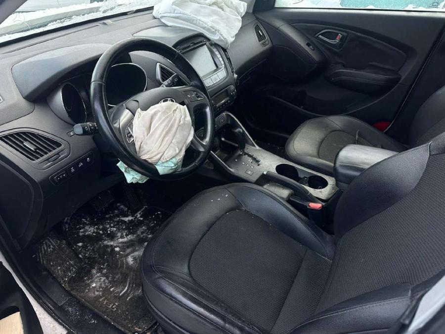 White Hyundai ix35 2014 in Panevezys, with an engine capacity of 2.00 L and mileage of 131 thousand km for 4200 €, photo 10 on AUTOMOTO.COM.LV