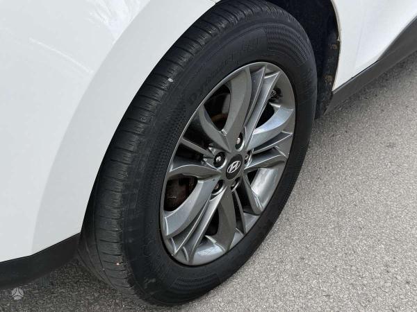 White Hyundai ix35 2014 in Taurage, with an engine capacity of 1.69 L and mileage of 157 thousand km for 6700 €, photo 4 on AUTOMOTO.COM.LV