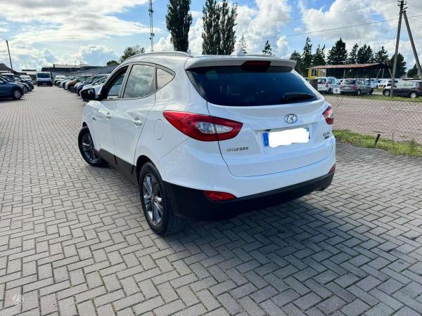White Hyundai ix35 2014 in Taurage, with an engine capacity of 1.69 L and mileage of 180 thousand km for 7200 €, photo 5 on AUTOMOTO.COM.LV