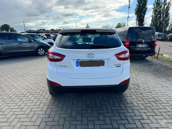 White Hyundai ix35 2014 in Taurage, with an engine capacity of 1.69 L and mileage of 180 thousand km for 7200 €, photo 6 on AUTOMOTO.COM.LV