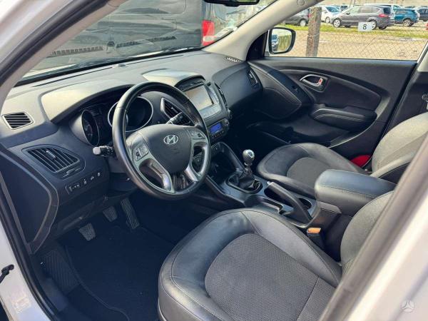 White Hyundai ix35 2014 in Taurage, with an engine capacity of 1.69 L and mileage of 180 thousand km for 7200 €, photo 8 on AUTOMOTO.COM.LV