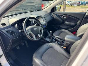 White Hyundai ix35 2014 in Taurage, with an engine capacity of 1.69 L and mileage of 180 thousand km for 7200 €, photo 8 on AUTOMOTO.COM.LV