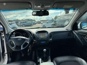 White Hyundai ix35 2014 in Taurage, with an engine capacity of 1.69 L and mileage of 180 thousand km for 7200 €, photo 9 on AUTOMOTO.COM.LV