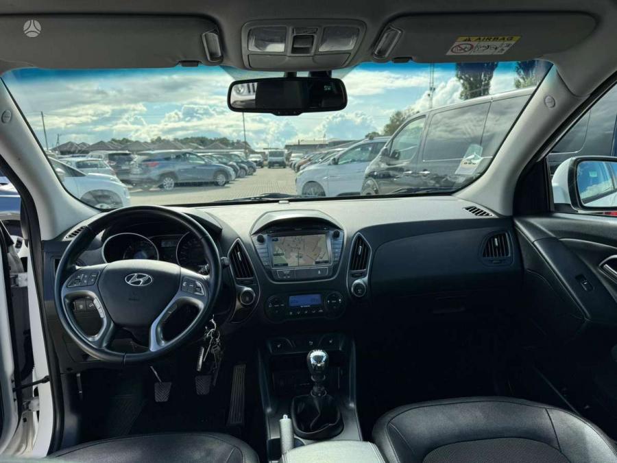 White Hyundai ix35 2014 in Taurage, with an engine capacity of 1.69 L and mileage of 180 thousand km for 7200 €, photo 9 on AUTOMOTO.COM.LV