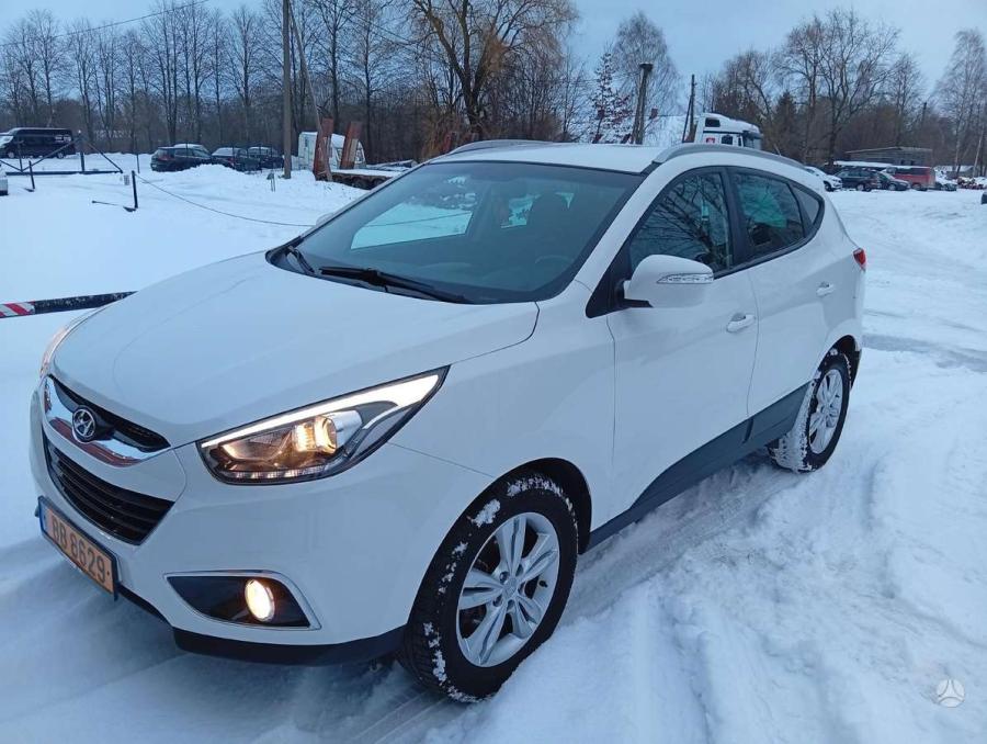White Hyundai ix35 2015 in Jurbarkas, with an engine capacity of 1.69 L and mileage of 197 thousand km for 7250 €, photo 2 on AUTOMOTO.COM.LV