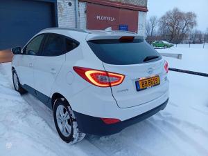 White Hyundai ix35 2015 in Jurbarkas, with an engine capacity of 1.69 L and mileage of 197 thousand km for 7250 €, photo 4 on AUTOMOTO.COM.LV