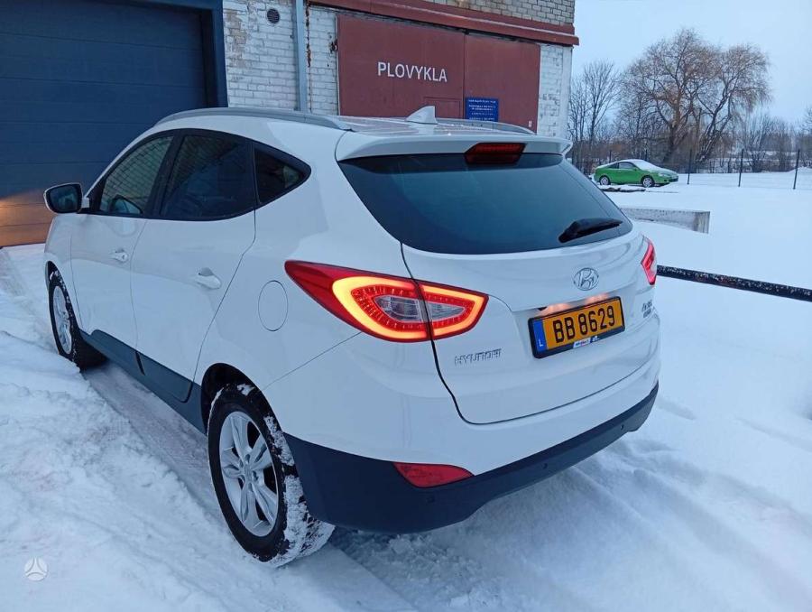 White Hyundai ix35 2015 in Jurbarkas, with an engine capacity of 1.69 L and mileage of 197 thousand km for 7250 €, photo 4 on AUTOMOTO.COM.LV