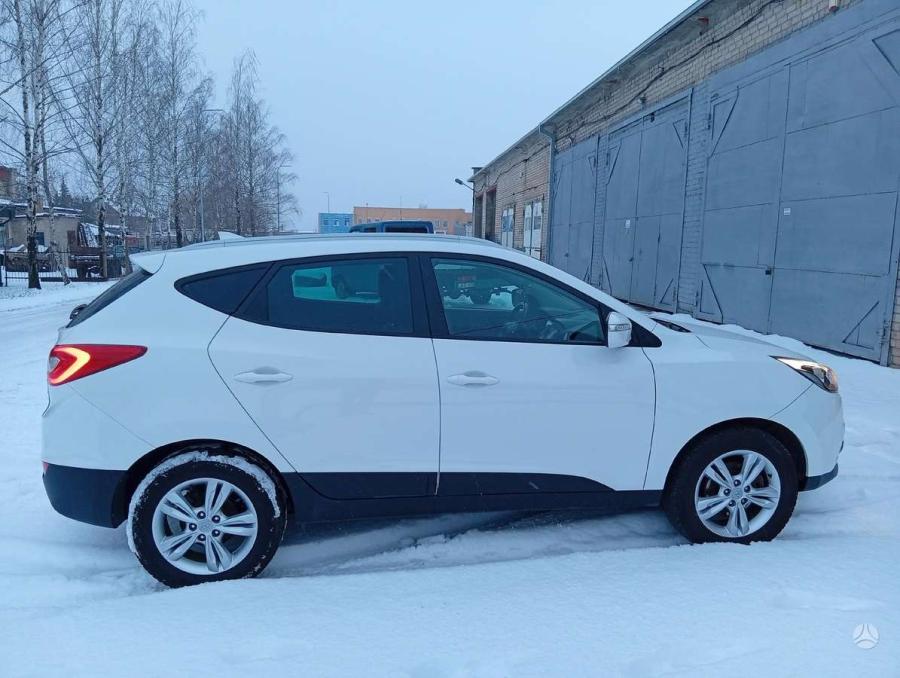 White Hyundai ix35 2015 in Jurbarkas, with an engine capacity of 1.69 L and mileage of 197 thousand km for 7250 €, photo 5 on AUTOMOTO.COM.LV