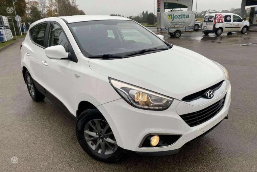 White Hyundai ix35 2016 in Taurage, with an engine capacity of 1.69 L and mileage of 250 thousand km for 5350 €, photo 2 on AUTOMOTO.COM.LV