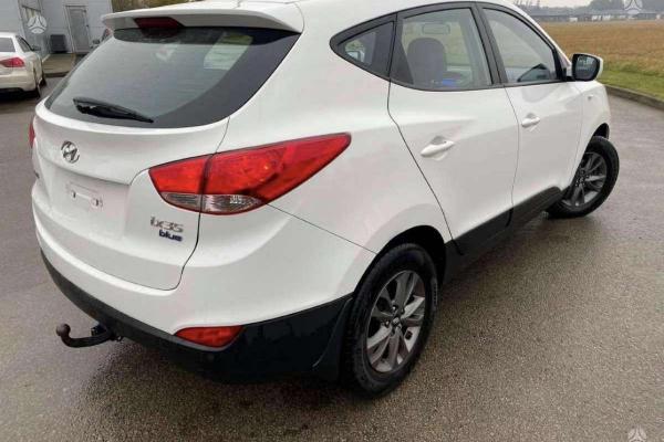White Hyundai ix35 2016 in Taurage, with an engine capacity of 1.69 L and mileage of 250 thousand km for 5350 €, photo 3 on AUTOMOTO.COM.LV