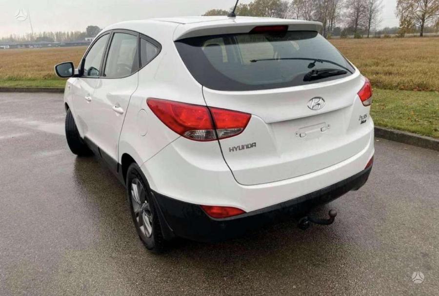 White Hyundai ix35 2016 in Taurage, with an engine capacity of 1.69 L and mileage of 250 thousand km for 5350 €, photo 4 on AUTOMOTO.COM.LV