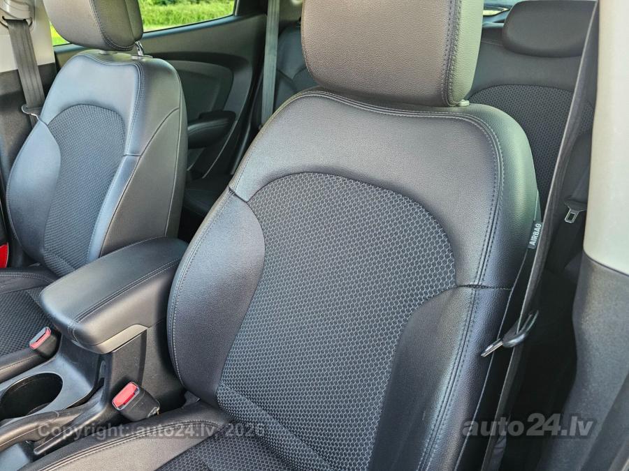 Белый Хендай их35 2010 в Пайде, объемом двигателя 2.00 л и пробегом 130 тыс. км за 5500 €, фото 21 на AUTOMOTO.COM.LV