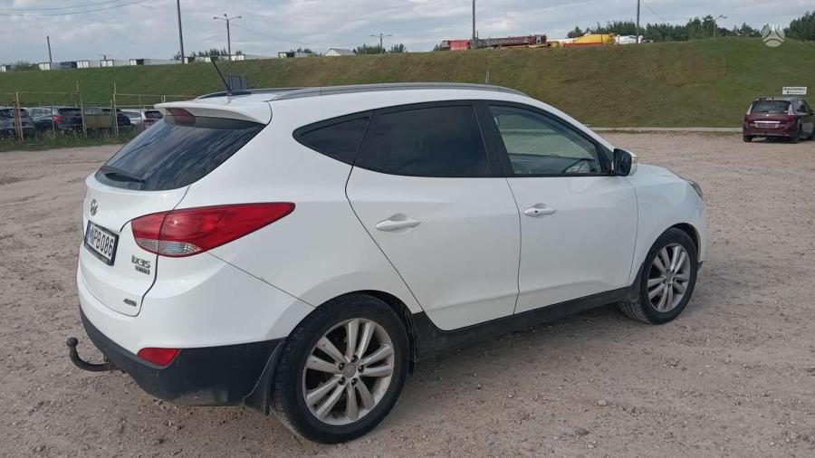 Balts Hyundai ix35 2011 Viļņa, ar dzinēja tilpumu 2.00 L un nobraukumu 185 tūkst. km par 6350 €, foto 5 vietnē AUTOMOTO.COM.LV