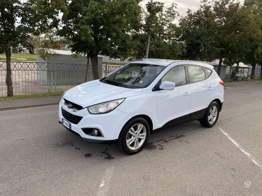 White Hyundai ix35 2011 in Telschi, with an engine capacity of 1.70 L and mileage of 240 thousand km for 3300 €, photo 1 on AUTOMOTO.COM.LV