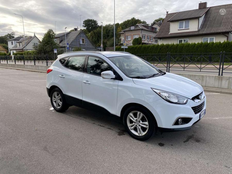 White Hyundai ix35 2011 in Telschi, with an engine capacity of 1.70 L and mileage of 240 thousand km for 3300 €, photo 3 on AUTOMOTO.COM.LV