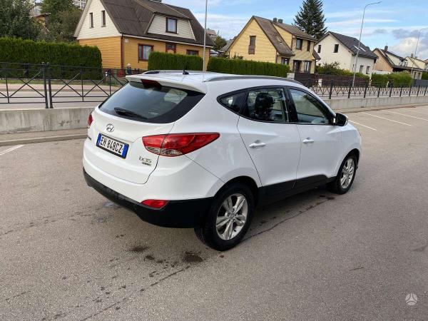 White Hyundai ix35 2011 in Telschi, with an engine capacity of 1.70 L and mileage of 240 thousand km for 3300 €, photo 4 on AUTOMOTO.COM.LV