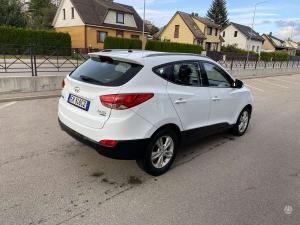 White Hyundai ix35 2011 in Telschi, with an engine capacity of 1.70 L and mileage of 240 thousand km for 3300 €, photo 4 on AUTOMOTO.COM.LV