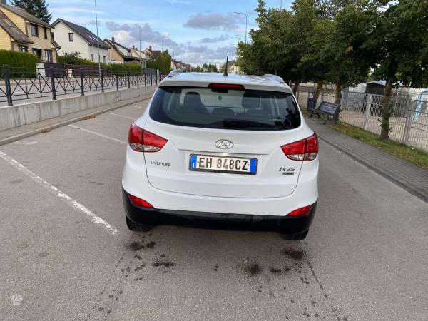 White Hyundai ix35 2011 in Telschi, with an engine capacity of 1.70 L and mileage of 240 thousand km for 3300 €, photo 5 on AUTOMOTO.COM.LV