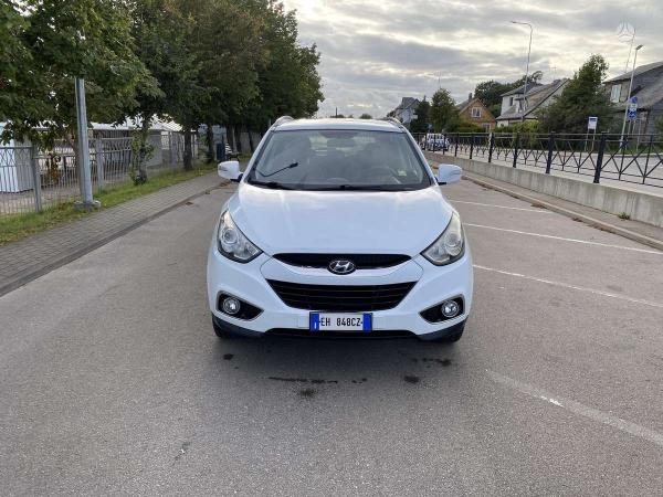 White Hyundai ix35 2011 in Telschi, with an engine capacity of 1.70 L and mileage of 240 thousand km for 3300 €, photo 6 on AUTOMOTO.COM.LV