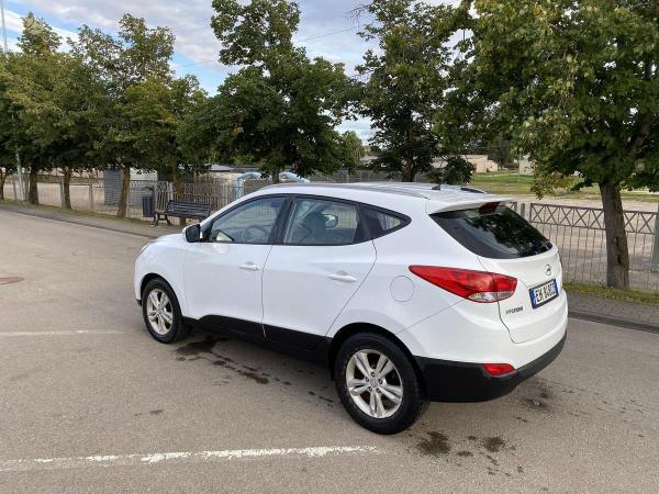 White Hyundai ix35 2011 in Telschi, with an engine capacity of 1.70 L and mileage of 240 thousand km for 3300 €, photo 8 on AUTOMOTO.COM.LV