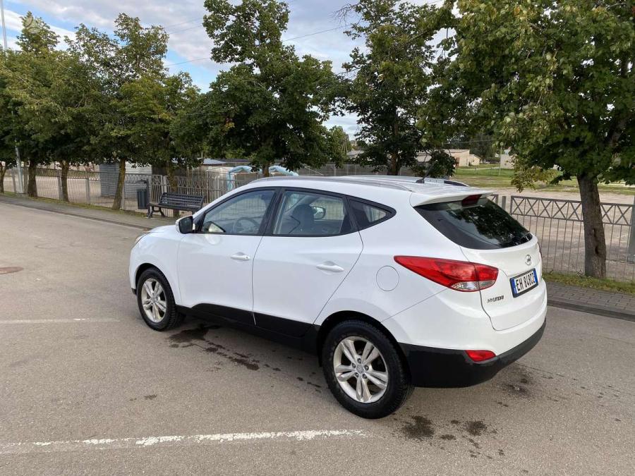White Hyundai ix35 2011 in Telschi, with an engine capacity of 1.70 L and mileage of 240 thousand km for 3300 €, photo 8 on AUTOMOTO.COM.LV
