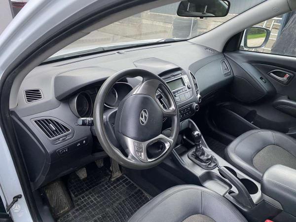 White Hyundai ix35 2011 in Telschi, with an engine capacity of 1.70 L and mileage of 240 thousand km for 3300 €, photo 9 on AUTOMOTO.COM.LV